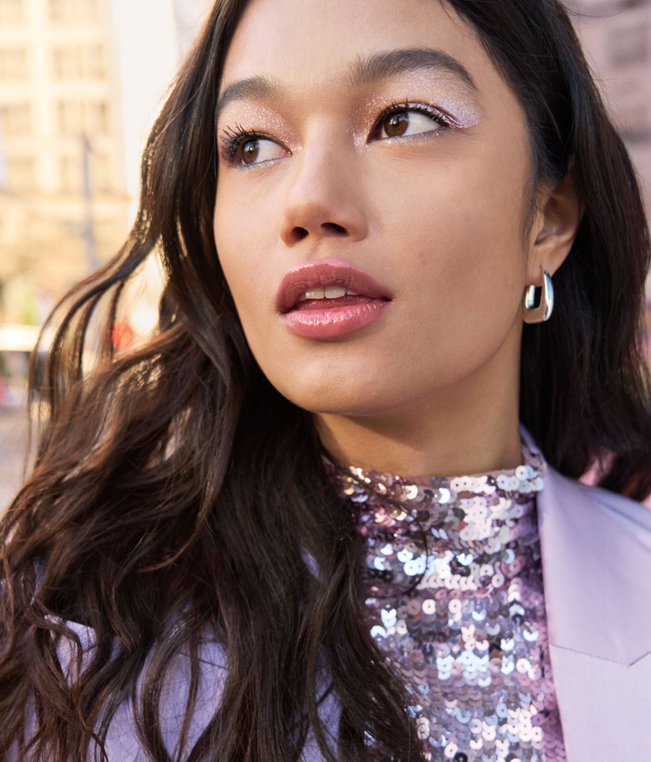 Tutoriales de profesionales para maquillar el rostro y definir contornos | Maybelline